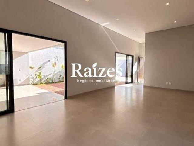 Casa Residencial no Bairro Jardim Karaíba com 3 Suítes, Varanda Gourmet e 4 Vagas