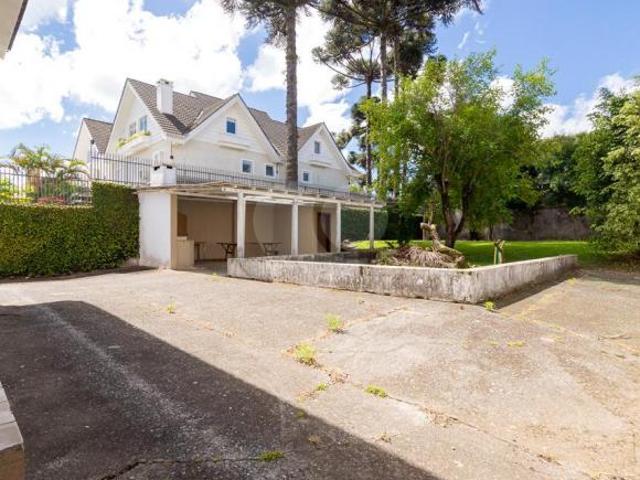 CASA RESIDENCIAL NO BATEL COM 2 SALAS 7 QUARTOS 2 SUÍTES 5 Bhs. 7 VAGAS