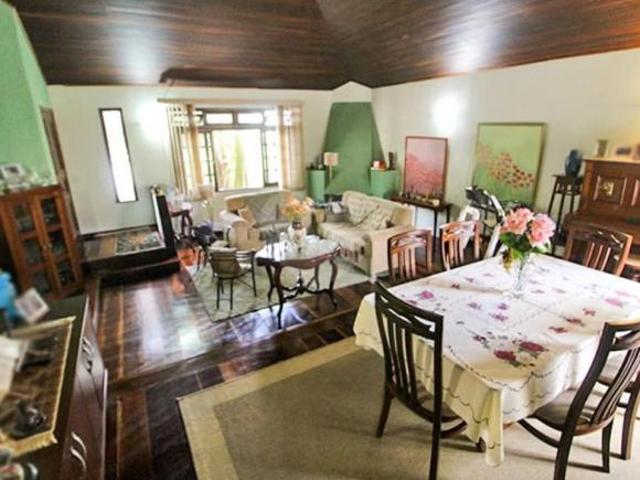 Casa residencial no Pilarzinho · amplo terreno e muito potencial
