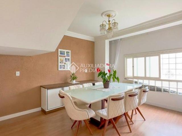 Invista ou more: casa versátil de 3 pavimentos na Av. Azenha