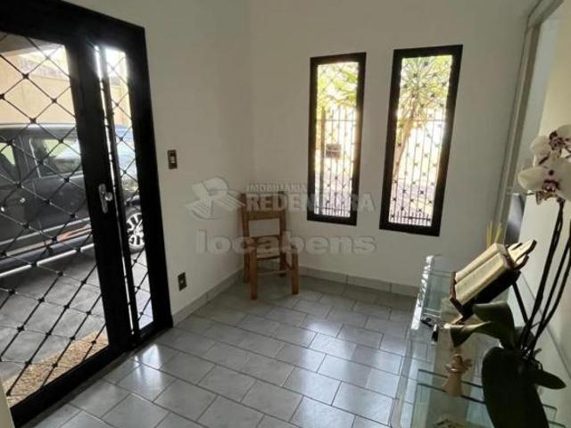 Casa Residencial a venda com 04 quartos, sendo 01 suíte, 03 banheiros e terraço