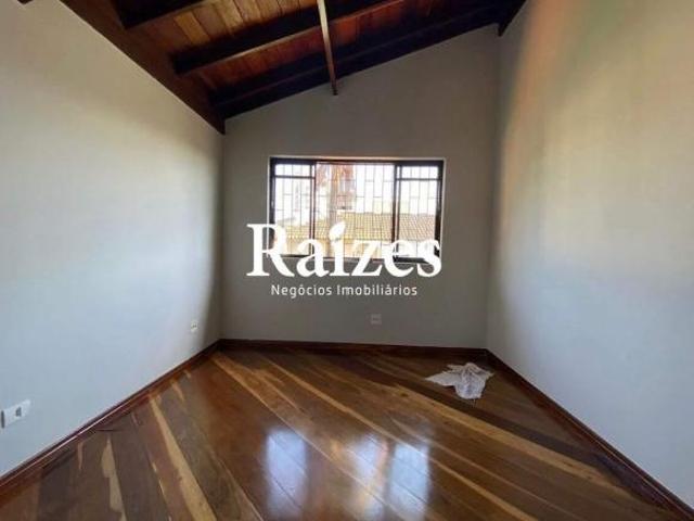 Casa Residencial à Venda em Cidade Jardim, Uberlândia com 4 quartos sendo 1 suíte e Varanda Gourmet
