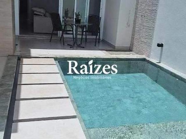 Casa Residencial à venda em Araguari no Bairro Santa Terezinha com 3 suítes e varanda gourmet