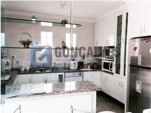 Casa Residencial à Venda em São Caetano do Sul Nova Gerty – 3 Quartos, 6 Vagas, Quintal