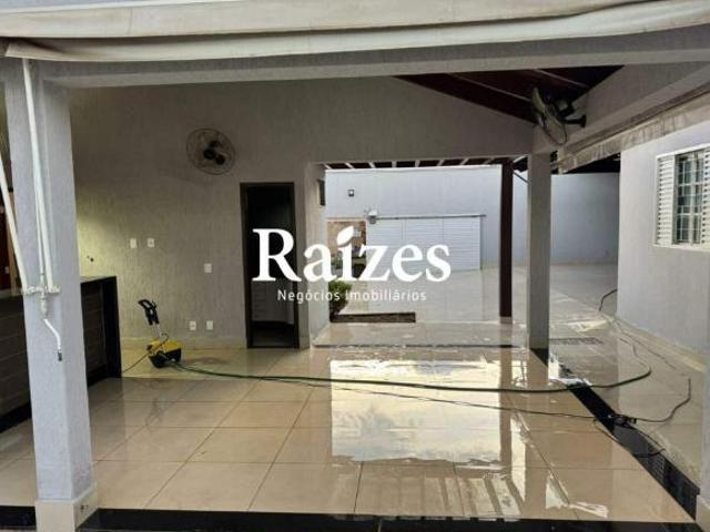 Casa Residencial à venda em Uberlândia no Bairro Luizote de Freitas com 3 suítes, Varanda gourmet e