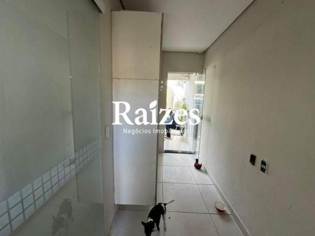 Casa Residencial à venda em Uberlândia no Santa Mônica com 3 quartos, suíte, varanda gourmet e 3 vag