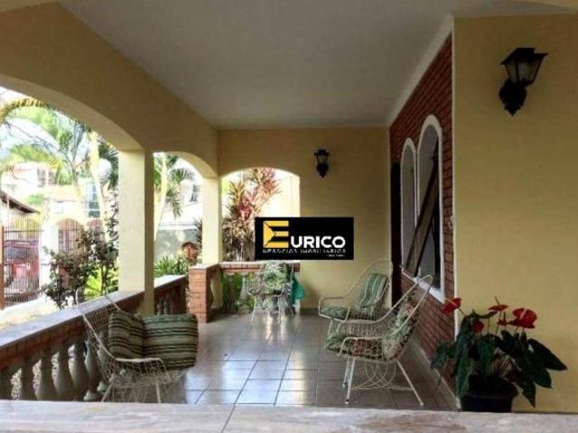 Casa residencial à venda em Vinhedo Bairro Jardim Itália | 3 quartos, 1 suíte, quintal e 5 vagas