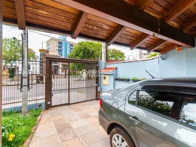 Casa residencial à venda no bairro Cavalhada com 235 m² e 5 dormitórios/quartos