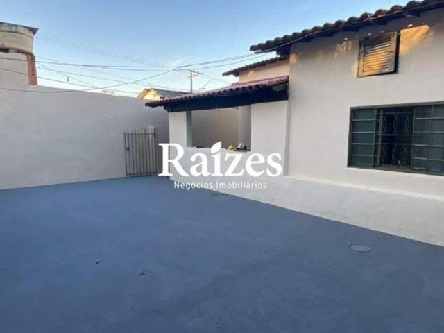 Casa residencial à venda no Bairro Luizote de Freitas com 2 quartos, 1 vaga, quintal