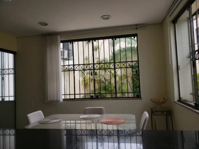 Casa residencial à venda no bairro Petrópolis com 240 m² e 3 dormitórios/quartos
