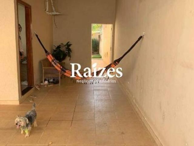 Casa residencial à venda no Bairro Santa Mônica com 3 quartos sendo 1 suíte, 2 vagas e 140 m²
