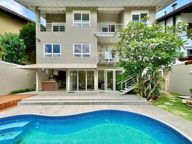 Casa Residencial / Aldeia da Fazendinha c/ 4 suítes, 6 vagas, piscina