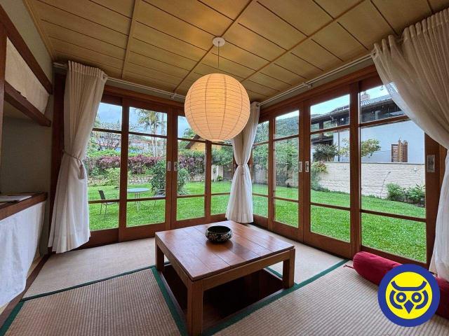 Casa Residencial com 4 dormitórios em Sambaqui