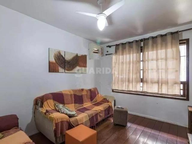 Casa residencial com 4 dormitórios, sendo 1 suíte, e 3 vagas de garagem no bairro Jardim do Salso COD: 10815