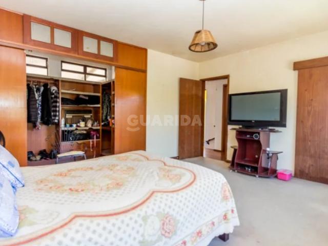 Casa Residencial com 4 dormitórios, sendo 2 suítes, e 4 vagas de garagem no bairro Tristeza COD: 21860