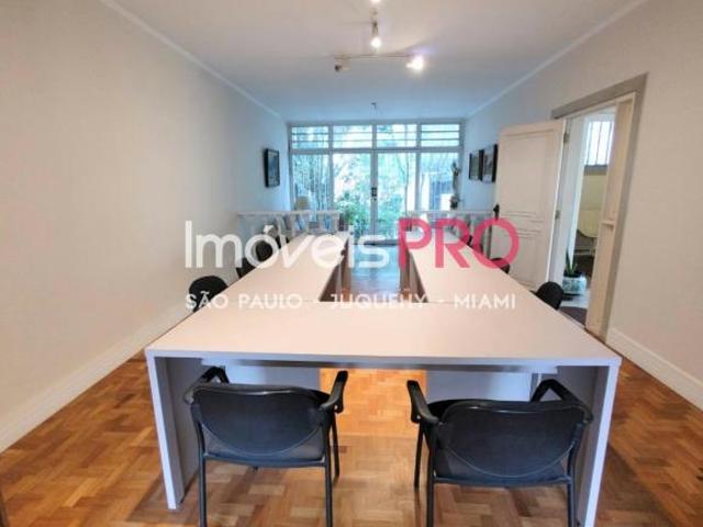 Casa residencial com 4 dormitórios, 1 suíte, 2 vagas e com 280m² de área útil