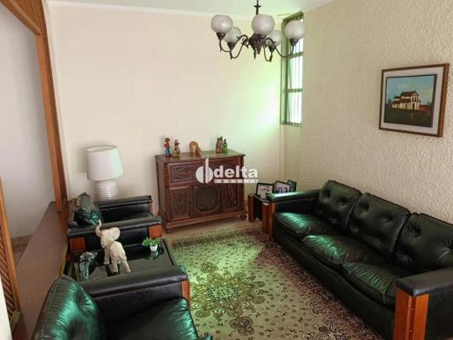 Casa residencial com 4 quartos sendo 3 suíte disponível para locação e venda bairro Lidice Uberlândi