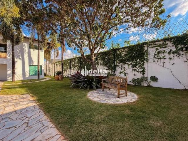 Casa residencial com 4 quartos sendo 3 suíte disponível para venda no bairro Jardim Karaíba em Uberl