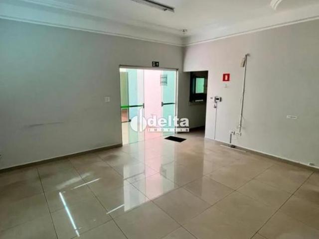 Casa residencial com 4 quartos sendo 3 suítes disponível para locação e venda no bairro Alto Umuaram