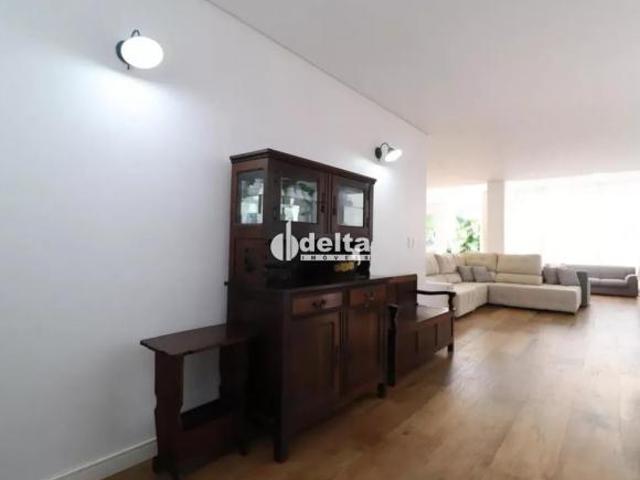 Casa residencial com 4 quartos sendo 3 suítes disponível para Locação e venda no bairro Jardim Colin