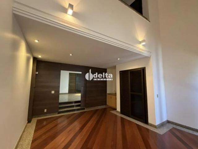 Casa residencial com 4 quartos sendo 3 suítes disponível para locação no bairro Fundinho em Uberlând