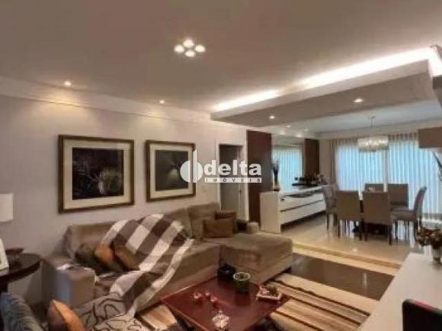 Casa residencial com 4 quartos sendo 3 suítes disponível para venda no bairro Saraiva em Uberlândia