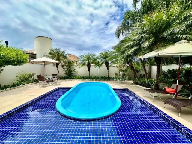 Casa Residencial com 4 quartos sendo 3 suítes e 540 m² na Praia Brava