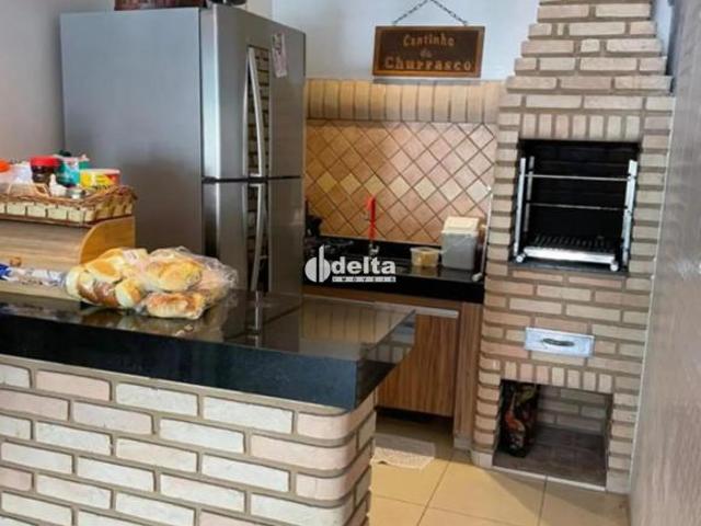 Casa residencial com 4 quartos, sendo 1 suíte disponível para locação no bairro Taiaman em Uberlândi