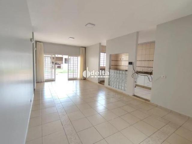Casa residencial com 4 quartos sendo 1 suíte disponível para locação e venda no bairro Cidade Jardim