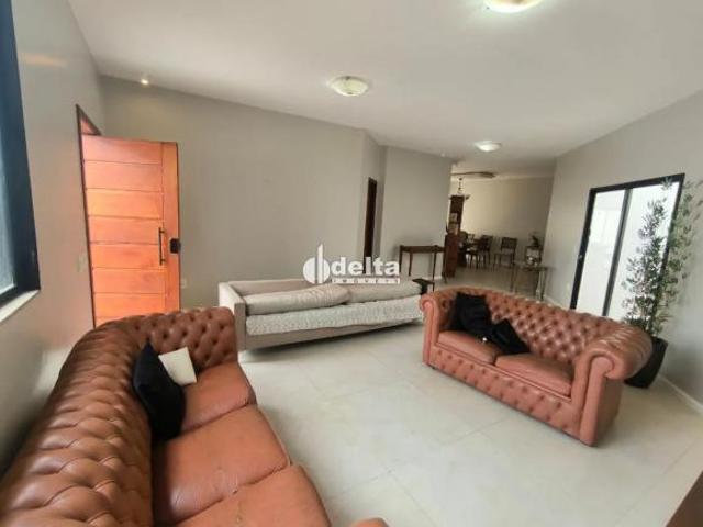 Casa residencial com 4 quartos sendo 1 suíte disponível para locação e venda no bairro Jardim Karaíb