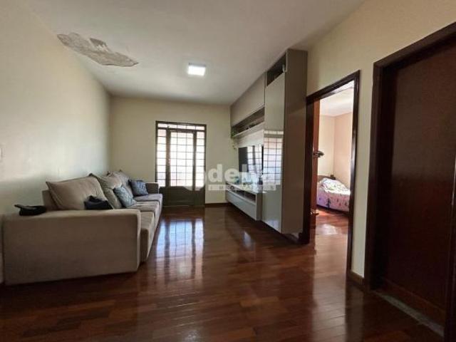Casa residencial com 4 quartos sendo 1 suíte disponível para locação e venda no bairro Santa Mônica
