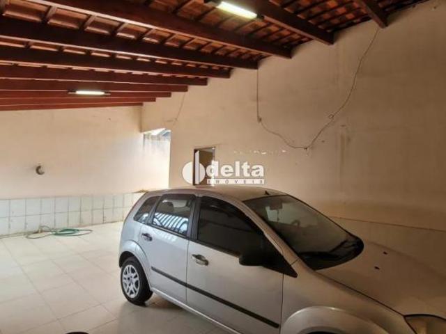 Casa residencial com 4 quartos sendo 1 suíte, disponível para venda no bairro Aclimação em Uberlândi