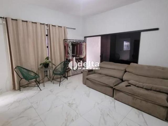 Casa residencial com 4 quartos sendo 1 suíte disponível para venda no bairro Jardim Holanda em Uberl