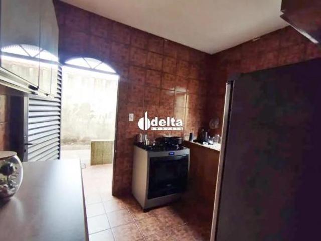 Casa residencial com 4 quartos sendo 1 suíte disponível para venda no bairro Planalto em Uberlândia