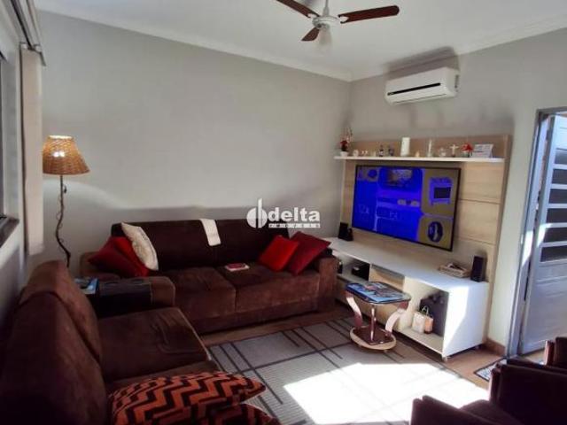 Casa residencial com 4 quartos sendo 1 suíte disponível para venda no bairro Santa Mônica em Uberlân