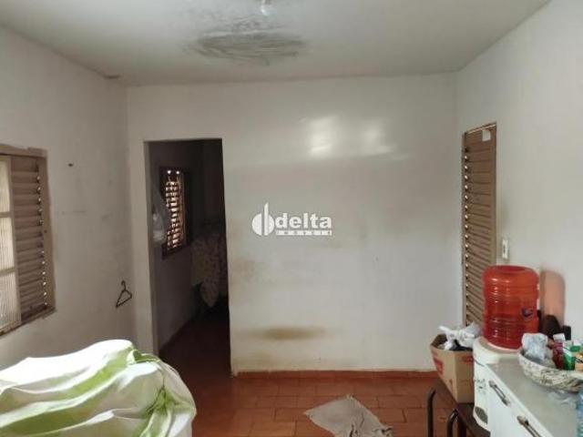 Casa residencial com 4 quartos sendo 1 suíte disponível para venda no bairro Tubalina em Uberlândia
