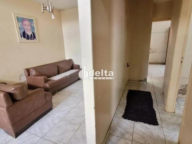 Casa residencial com 4 quartos sendo 2 suíte disponível para a venda no bairro Marta Helena em Uberl