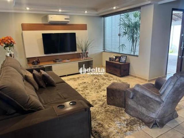 Casa residencial com 4 quartos sendo 2 suíte disponível para venda no bairro Jardim Karaíba em Uberl