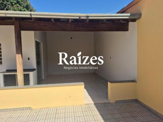 Casa residencial com 4 quartos, piscina e amplo terreno em Uberlândia – Presidente Roosevelt