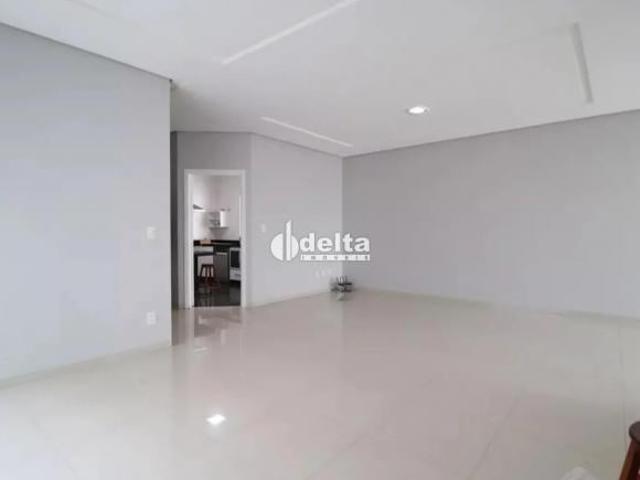 Casa residencial com 4 suítes disponível para locação e venda no bairro Jardim Karaíba em Uberlândia