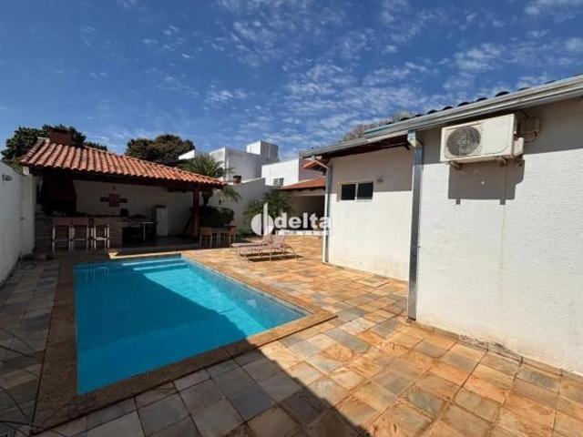 Casa residencial com 4 suítes disponível para locação e venda no bairro Jardim Karaíba em Uberlândia
