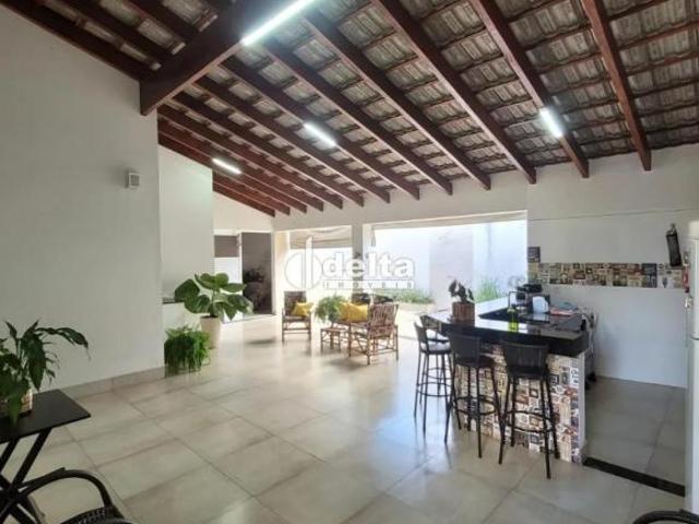 Casa residencial com 4 suítes disponível para locação e venda no bairro Santa Mônica em Uberlândia M