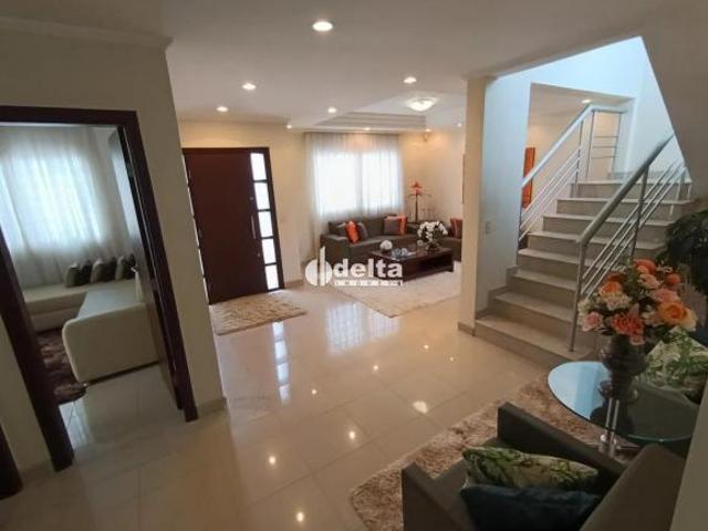 Casa residencial com 5 quartos sendo 3 suítes disponível para locação e venda no bairro Santa Mônica