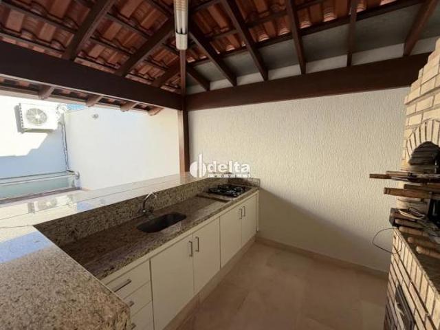Casa residencial com 5 quartos sendo 2 suítes disponível para locação no bairro Cidade Jardim em Ube