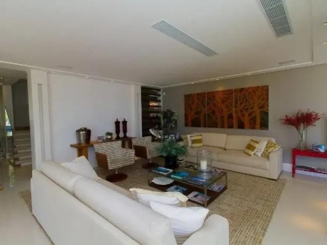 Casa residencial com 6 suítes na Praia Brava CEN