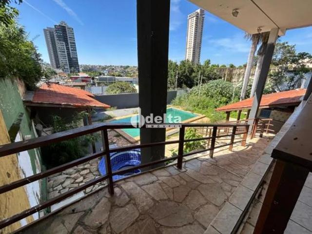 Casa residencial com 8 quartos sendo 4 suítes disponível para locação no bairro Tabajaras em Uberlân