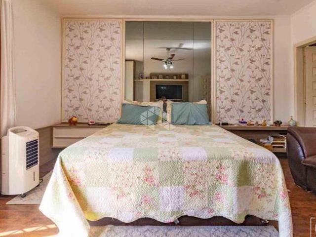 Casa residencial com 02 pavimentos, composta de 04 dormitórios sendo 2 suítes e com 02 vagas de gara