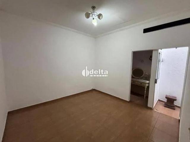Casa Residencial com 2 quartos 1 suíte disponível para locação e venda no bairro Centro em Uberlândi