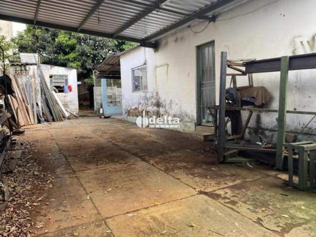 Casa residencial com 2 quartos disponível para venda no bairro Saraiva em Uberlândia MG