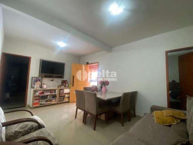 Casa residencial com 2 quartos sendo 1 suíte disponível para venda no bairro Maravilha em Uberlândia
